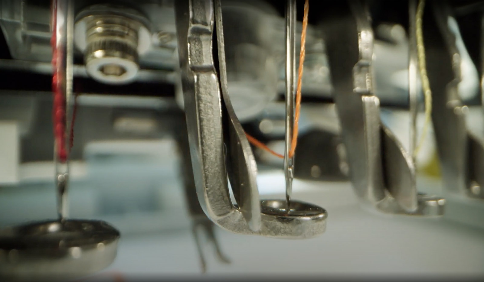 Passador de linha na agulha automático Brother: o que é + diferenciais